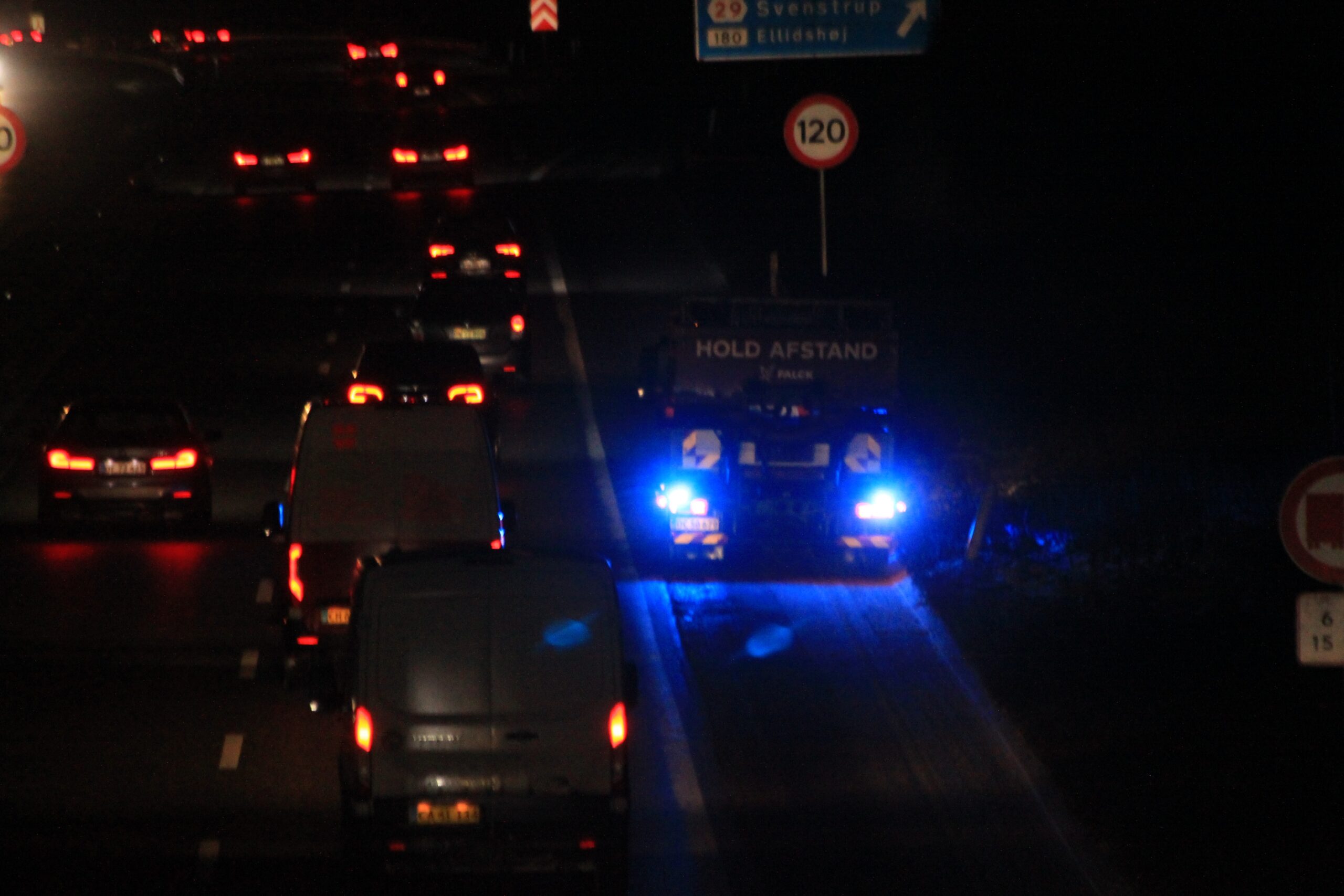 Lastbil og personbil tørner sammen på motorvej