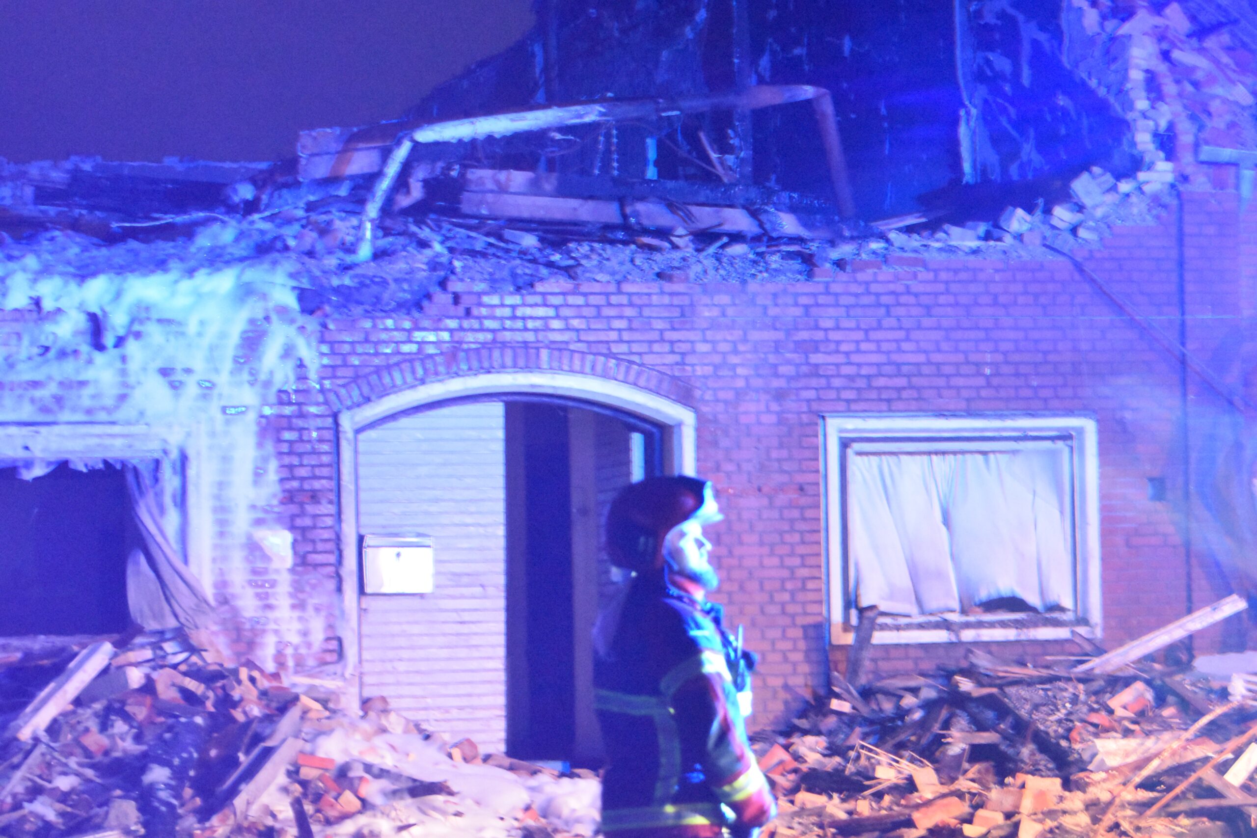 Brandvæsnet rykker ud til nedbrændt bygning: Brand blusset op igen Brandvæsnet rykker ud til nedbrændt bygning: Brand blusset op igen