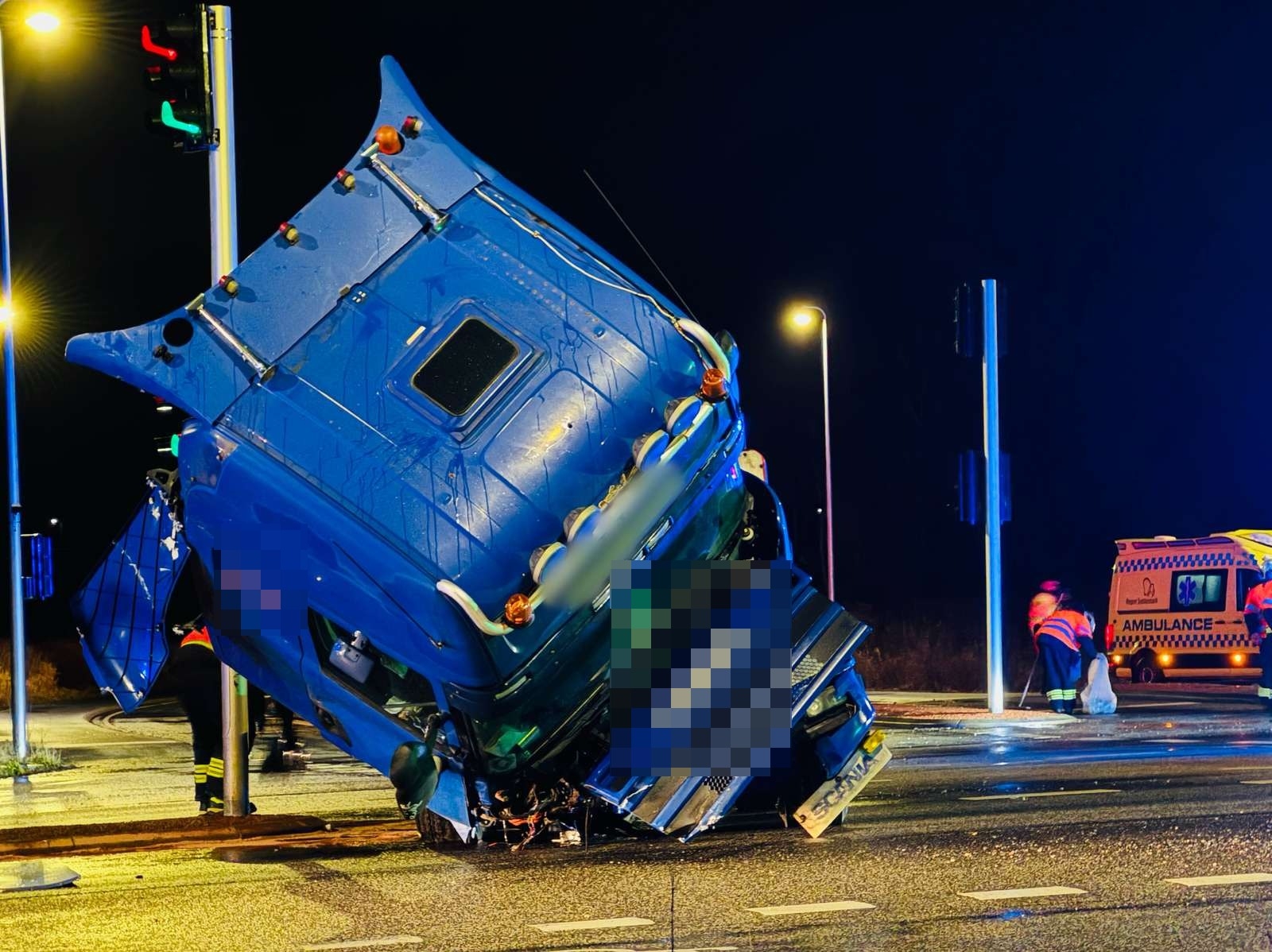 Personbil og lastbil stødt sammen: Førerhus knækket!