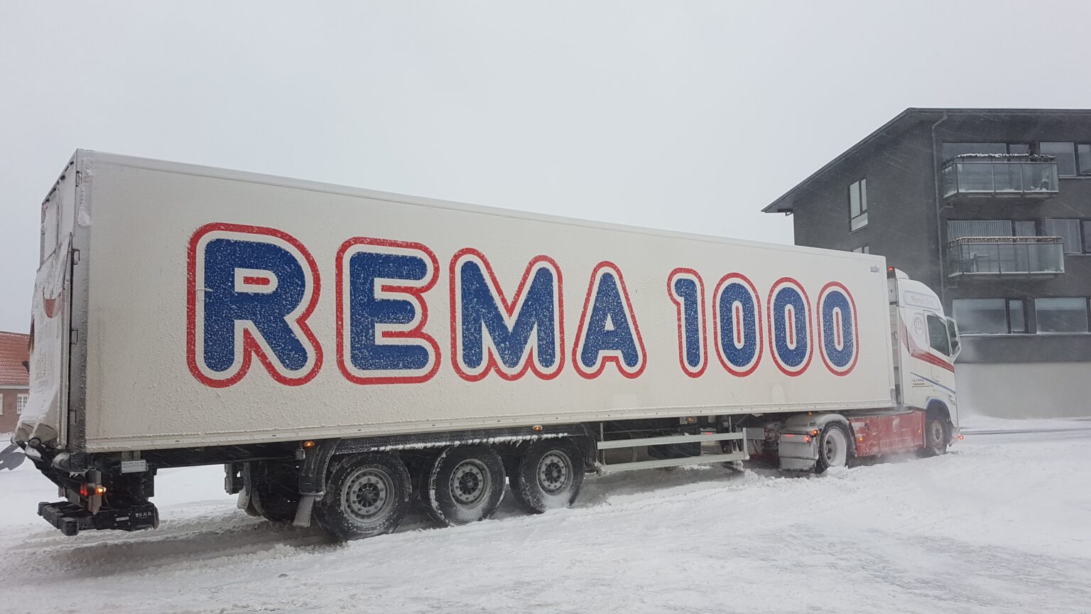 Lastbil sidder fast i rundkørsel ved Rema 1000