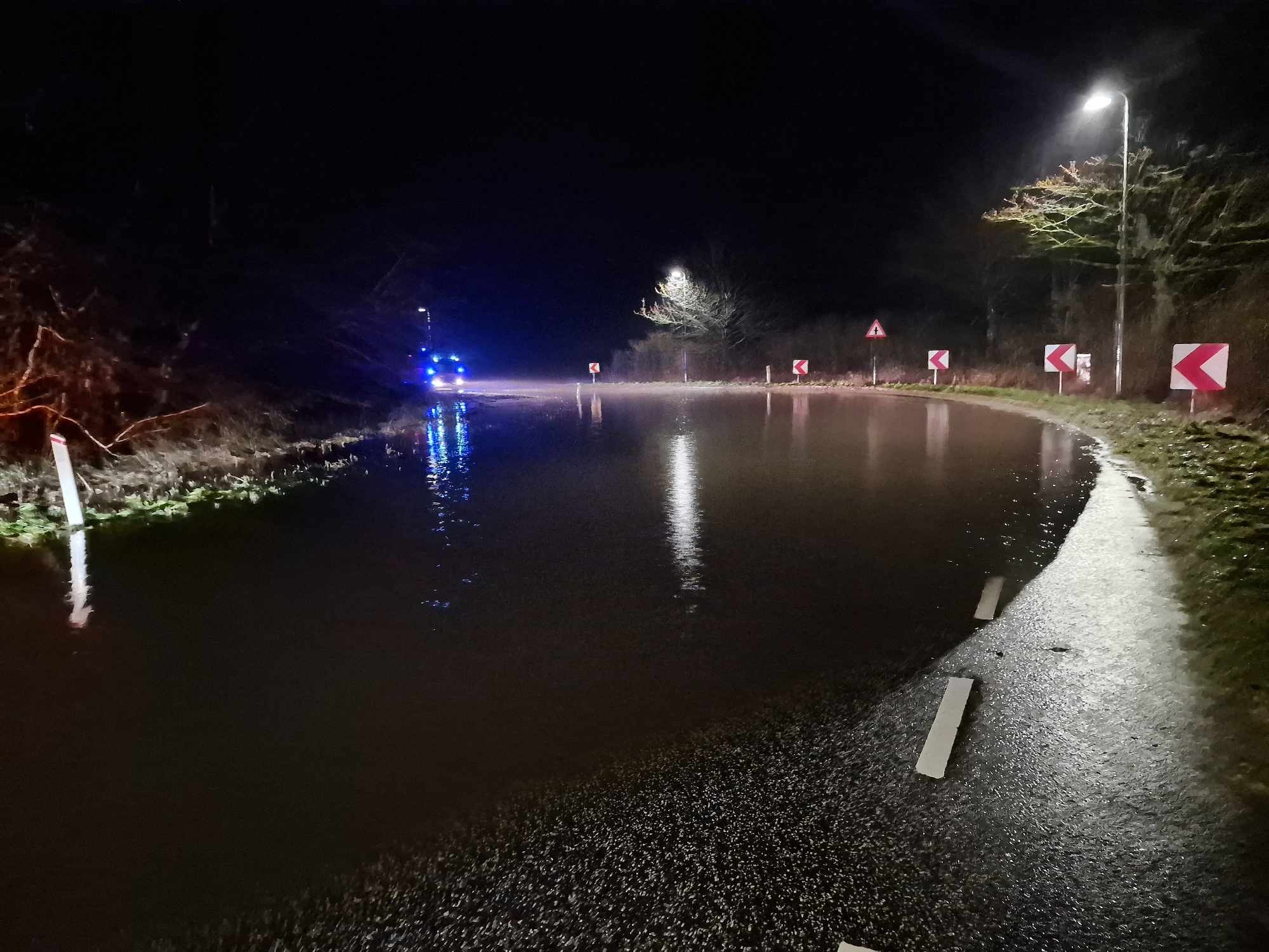 Hovedvej spærret efter kraftig regn: Beredskabet fremme