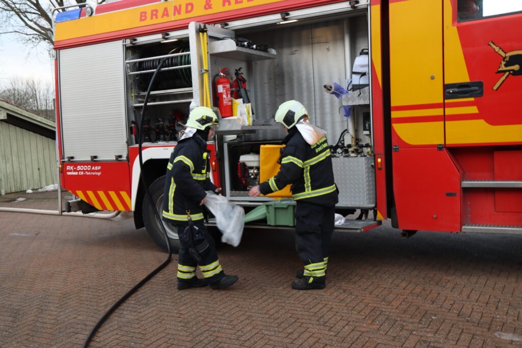 Meterhøje flammer på parkeringsplads