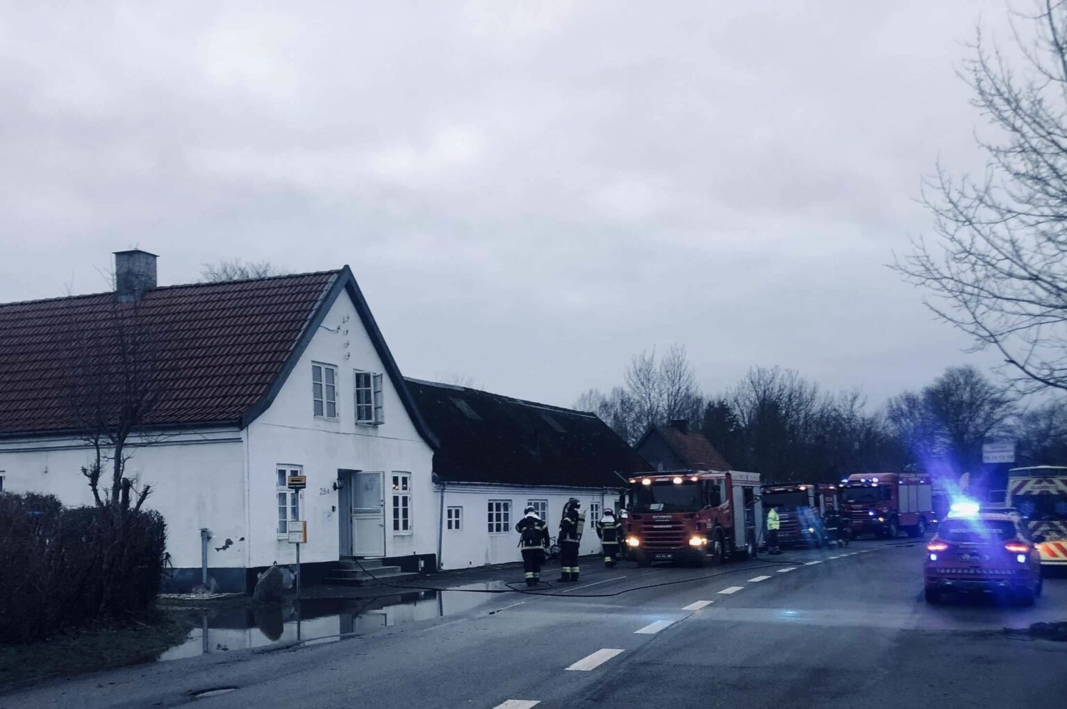 Brand i villa - massiv udrykning