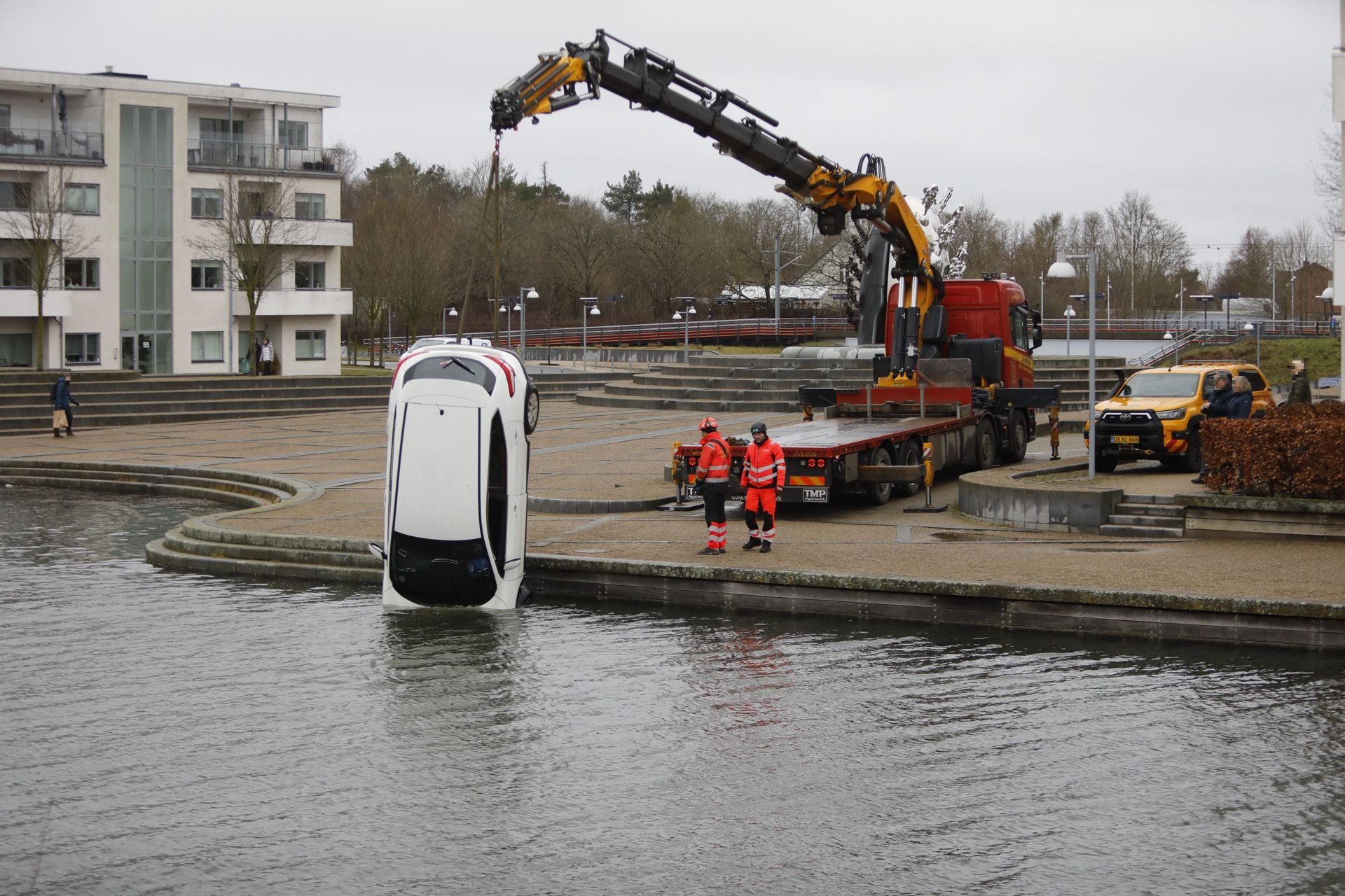 Bil kørt i kanalen ved boligkvarter i Måløv