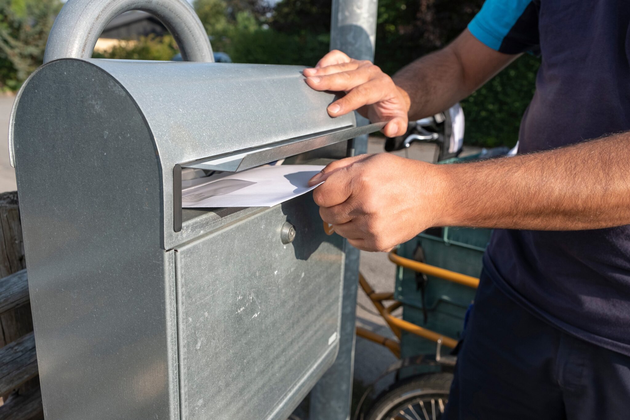 Kæmpe prisstigning hos Postnord: Så meget skal du betale for at sende post