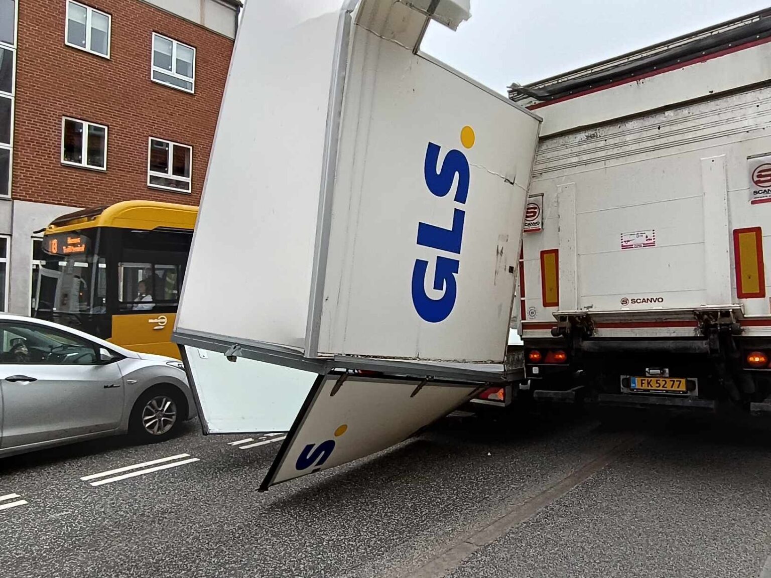 GLS-vogn revet midt over i uheld med lastbil