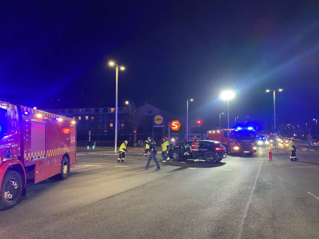 Flere biler i uheld i trafikeret kryds