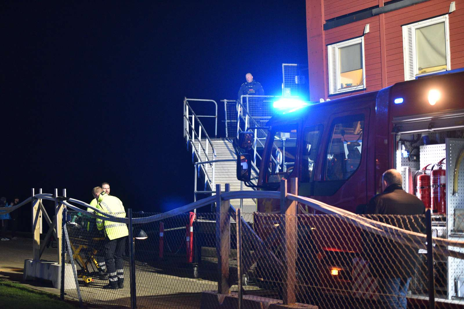 Beredskabet kæmper med brand på stort hotel-skib