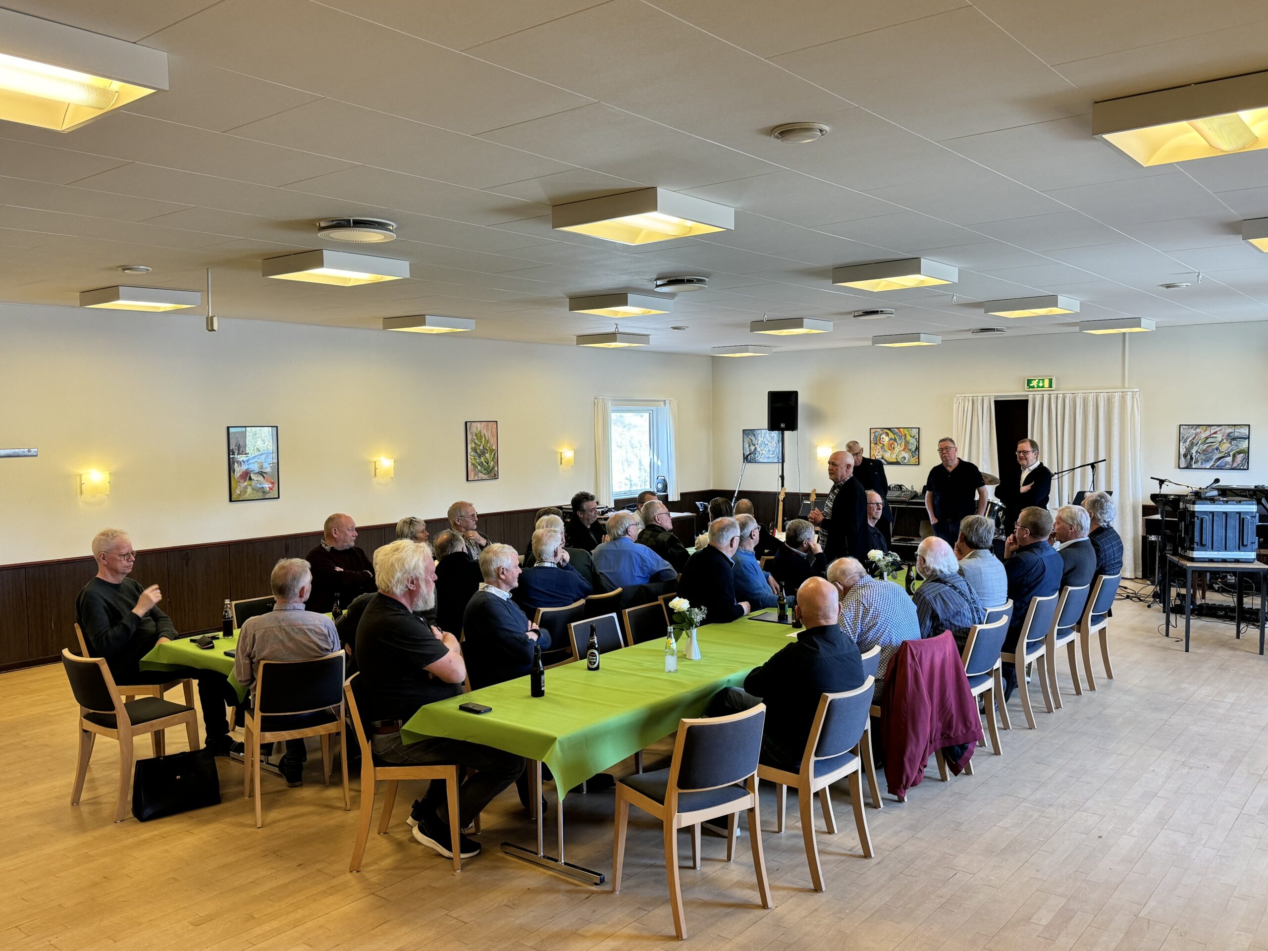 Højt humør og masser af musik i Verninge Forsamlingshus