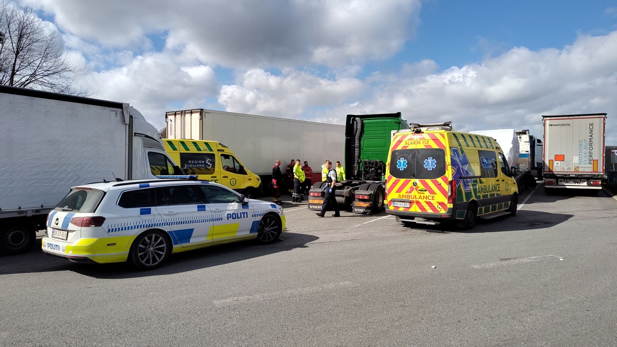 Død mand fundet i førerhus på lastbil