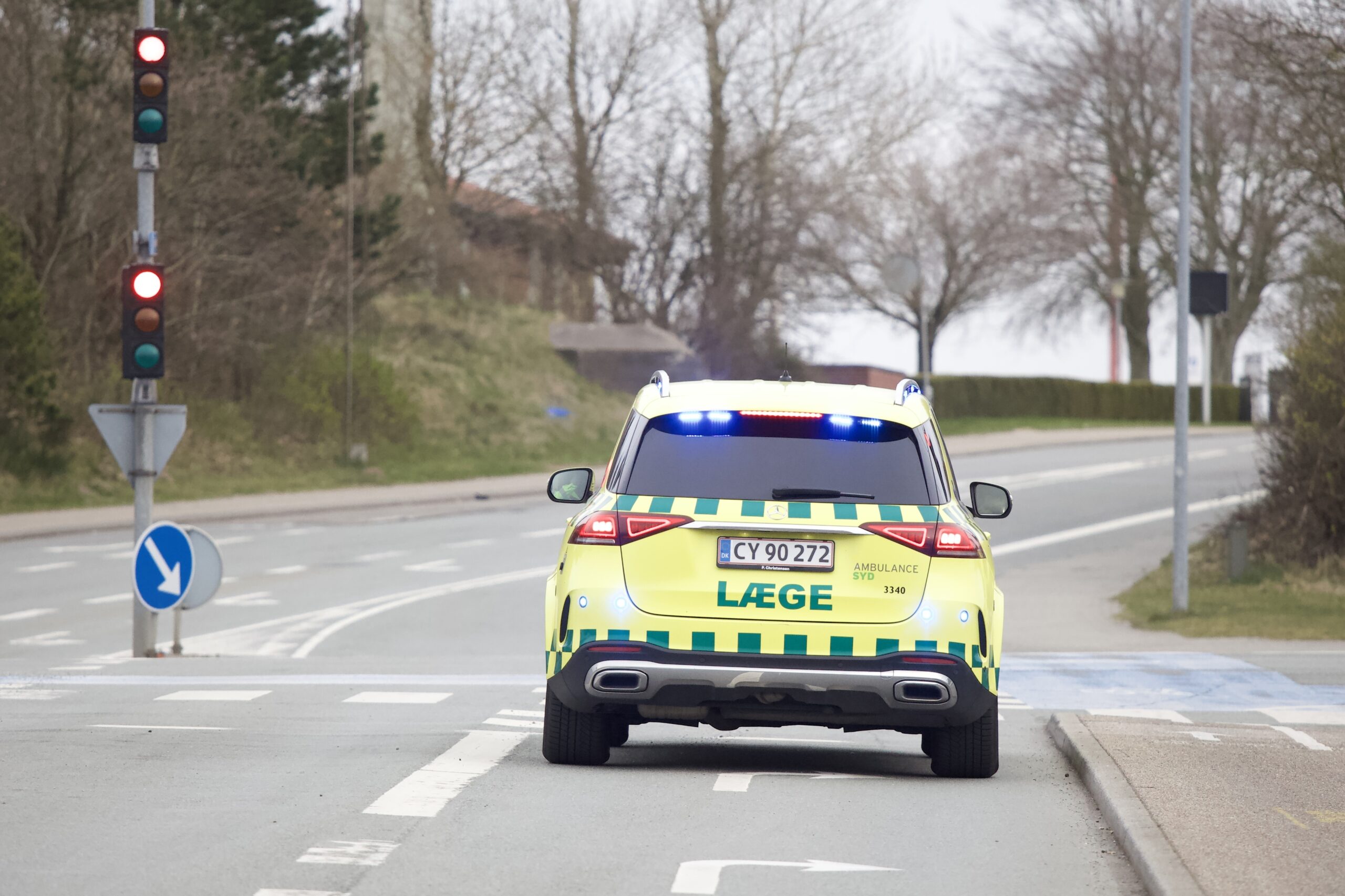 Redningsmandskab haster til soloulykke: Bilist braget ind træ