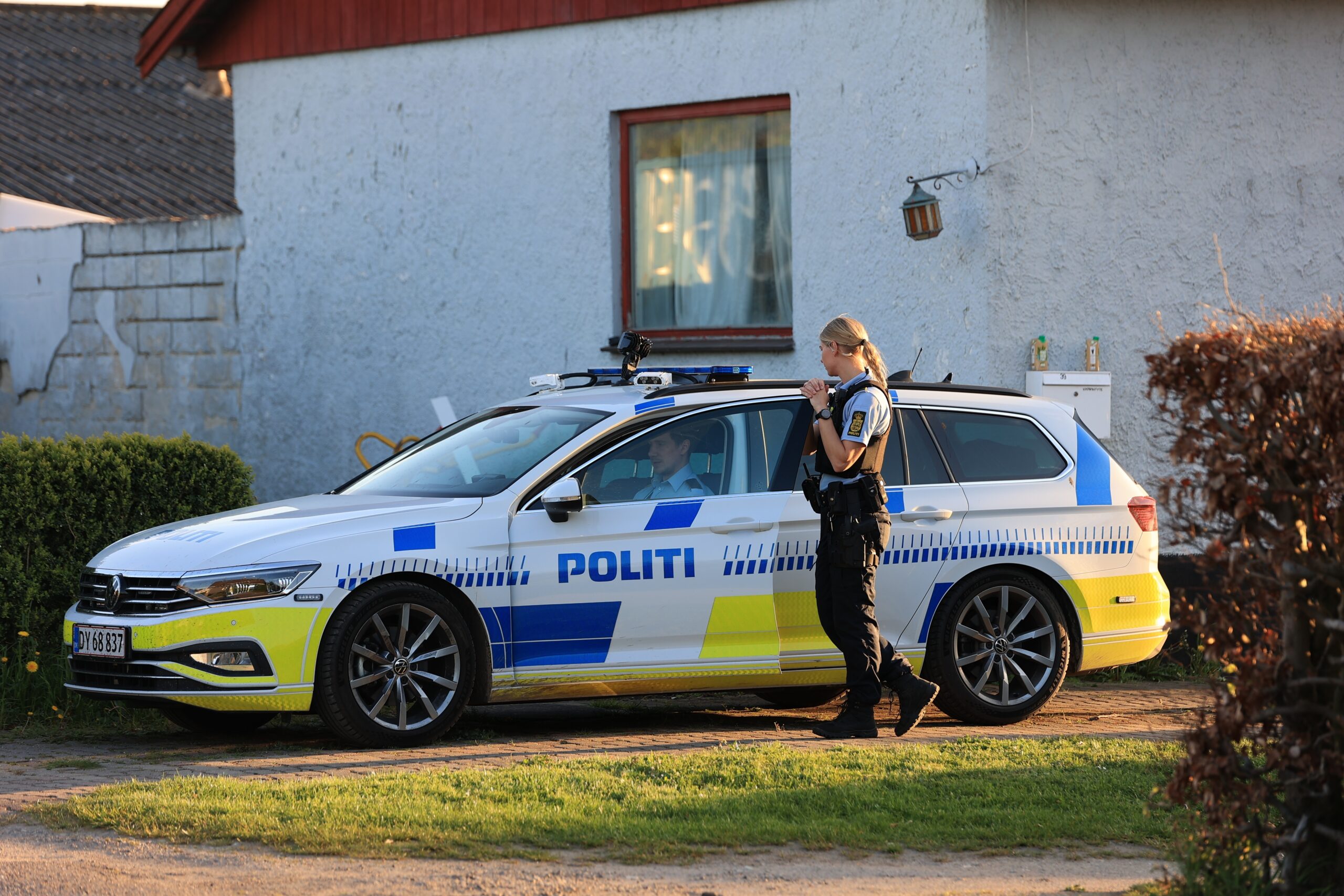 Politi skyder ved privat hjem: To børn løbet fra stedet