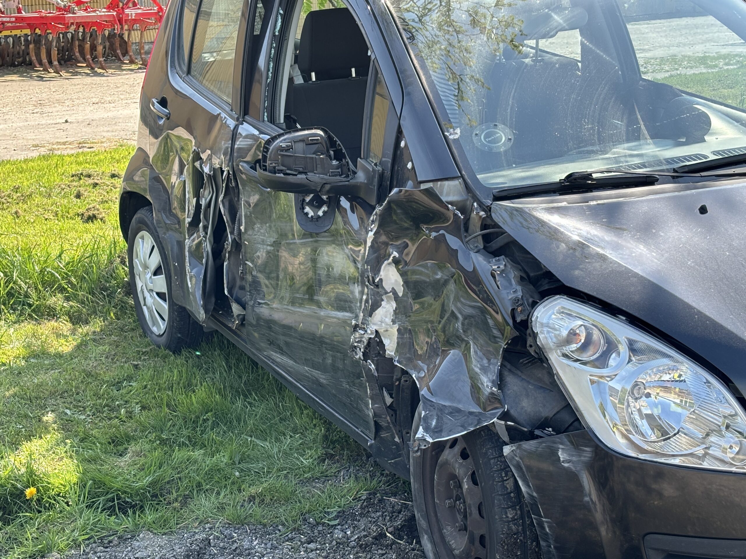 Overhaling ender galt: Bil smadret