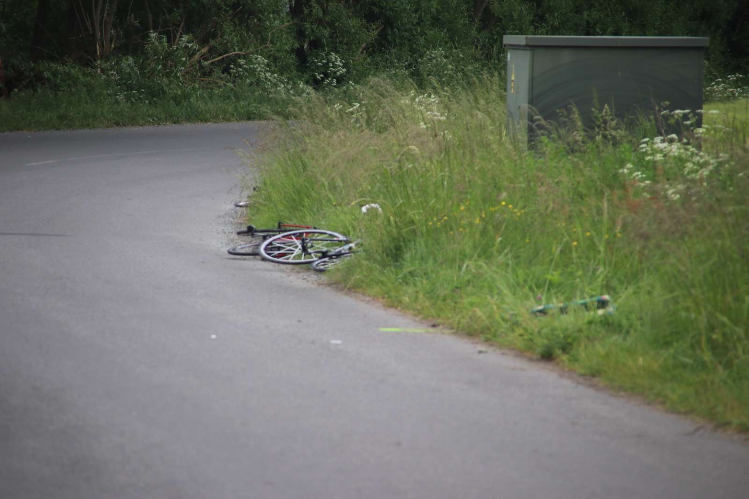 Alvorligt uheld: Cyklist kørt ned på lille landevej