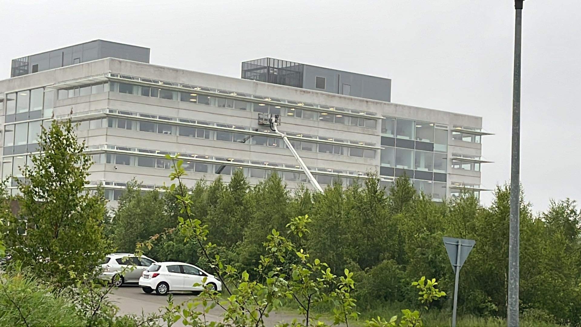 To personer sidder fast i lift i 22 meters højde