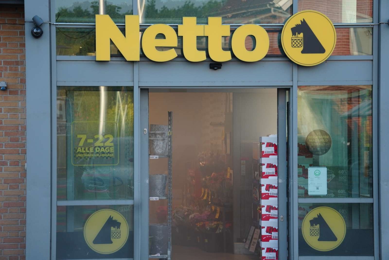 Røg vælter ud af Netto butik