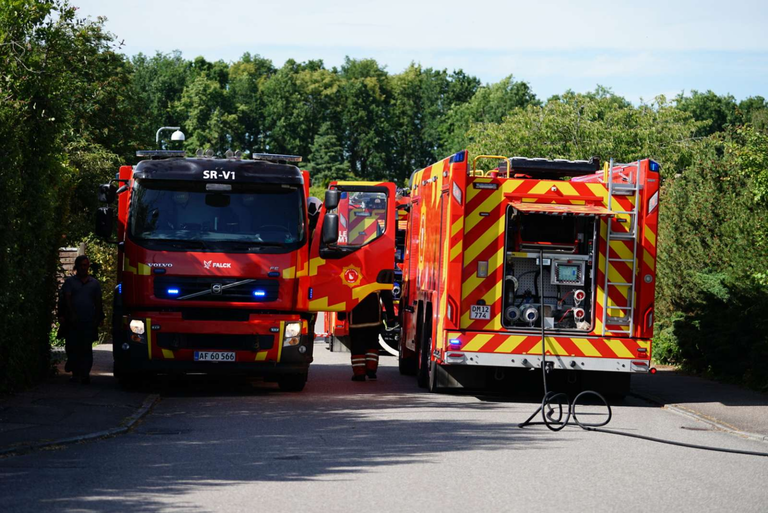 Kraftige flammer æder sig gennem hus