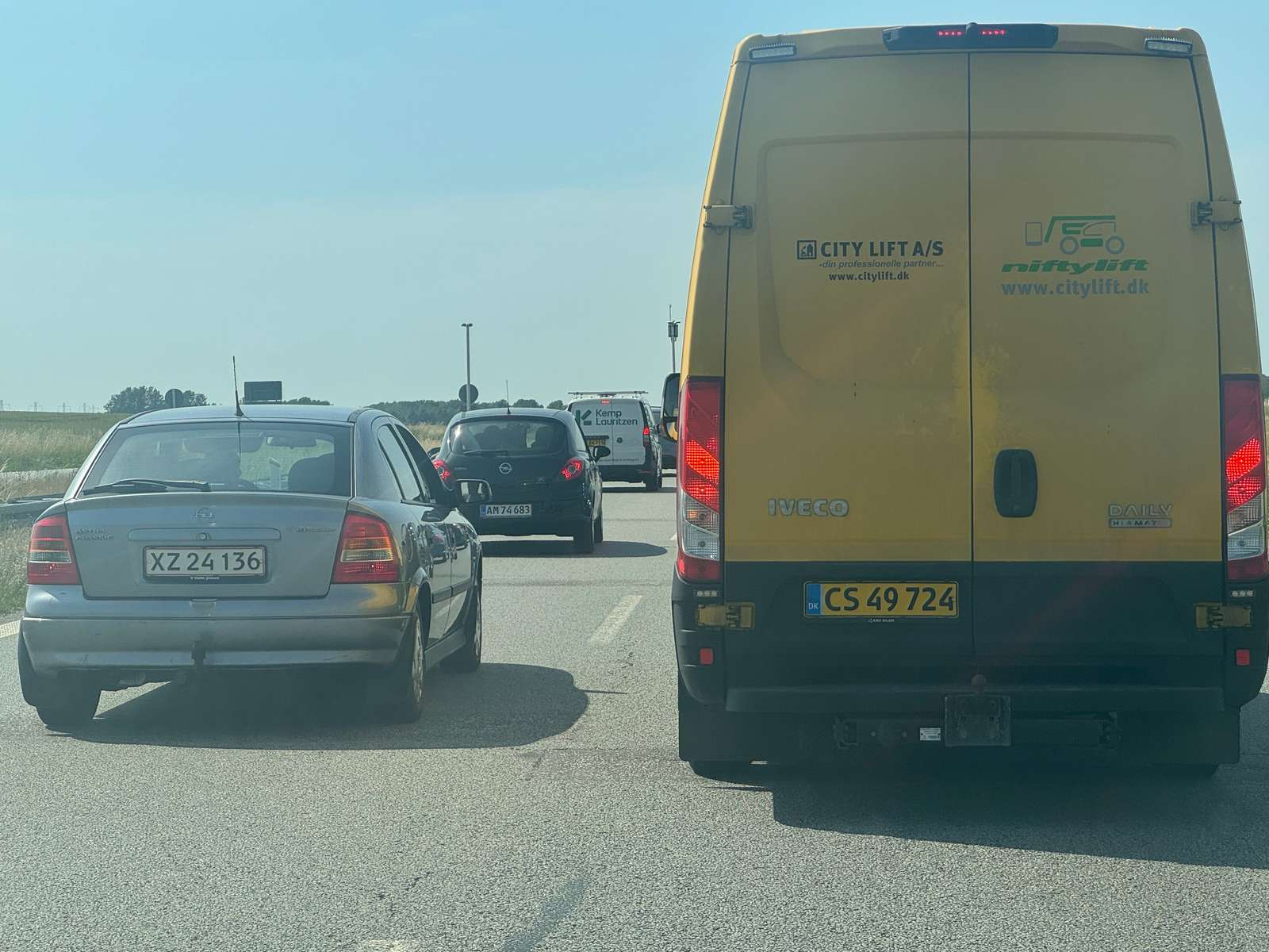 Trafikkaos: Metal og plastik i alle spor på motorvejen