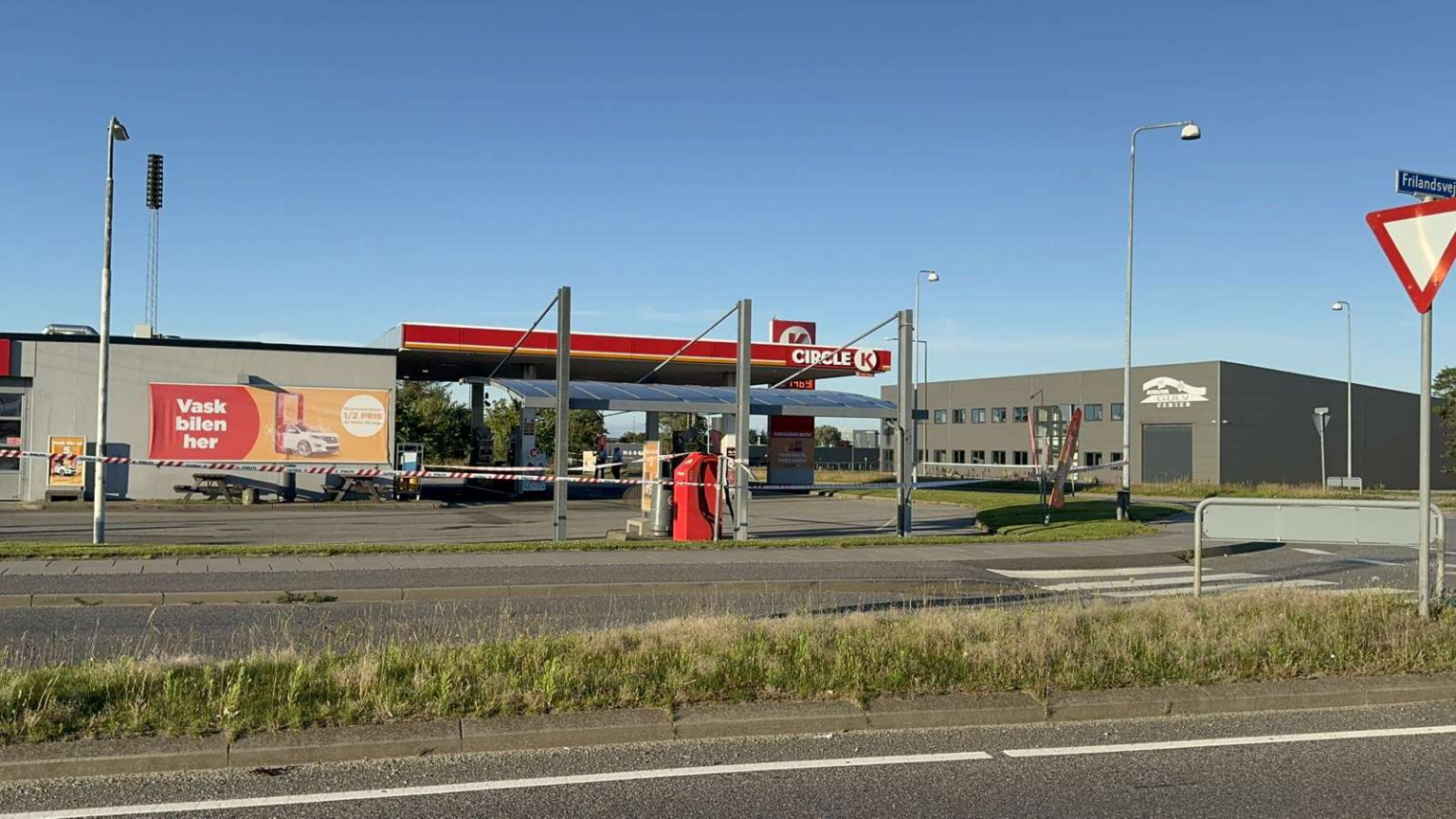 Circle K spærret af - Politiet massivt til stede