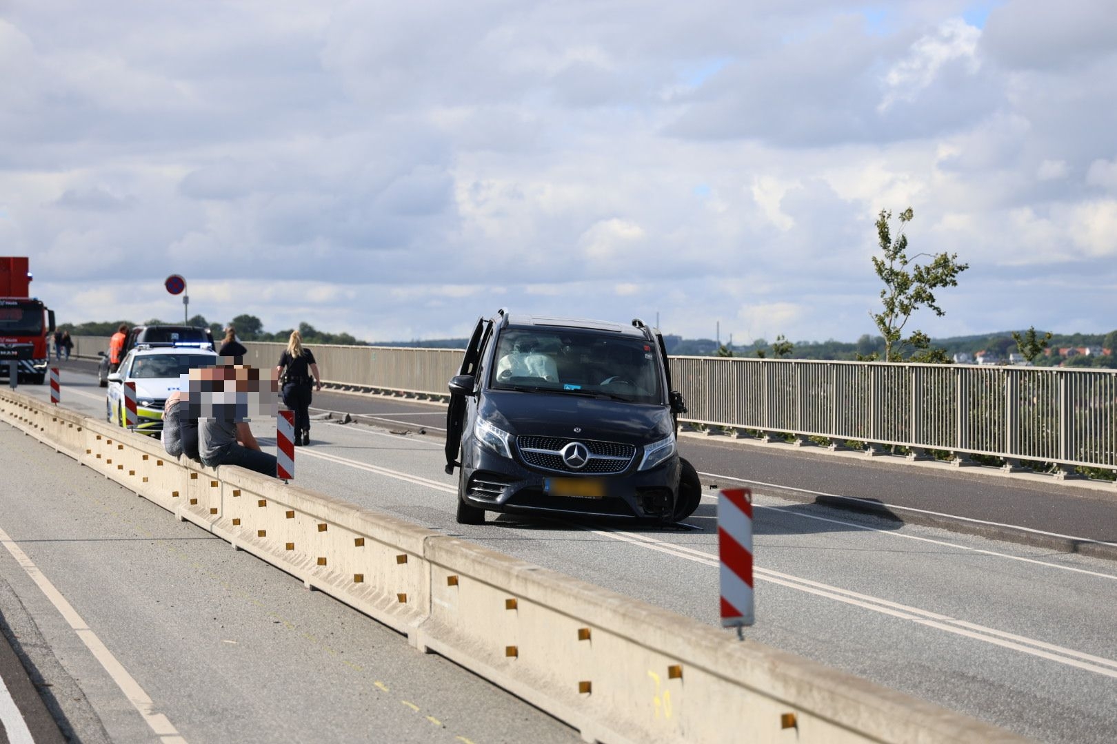 Alvorligt uheld spærrer bro i begge retninger