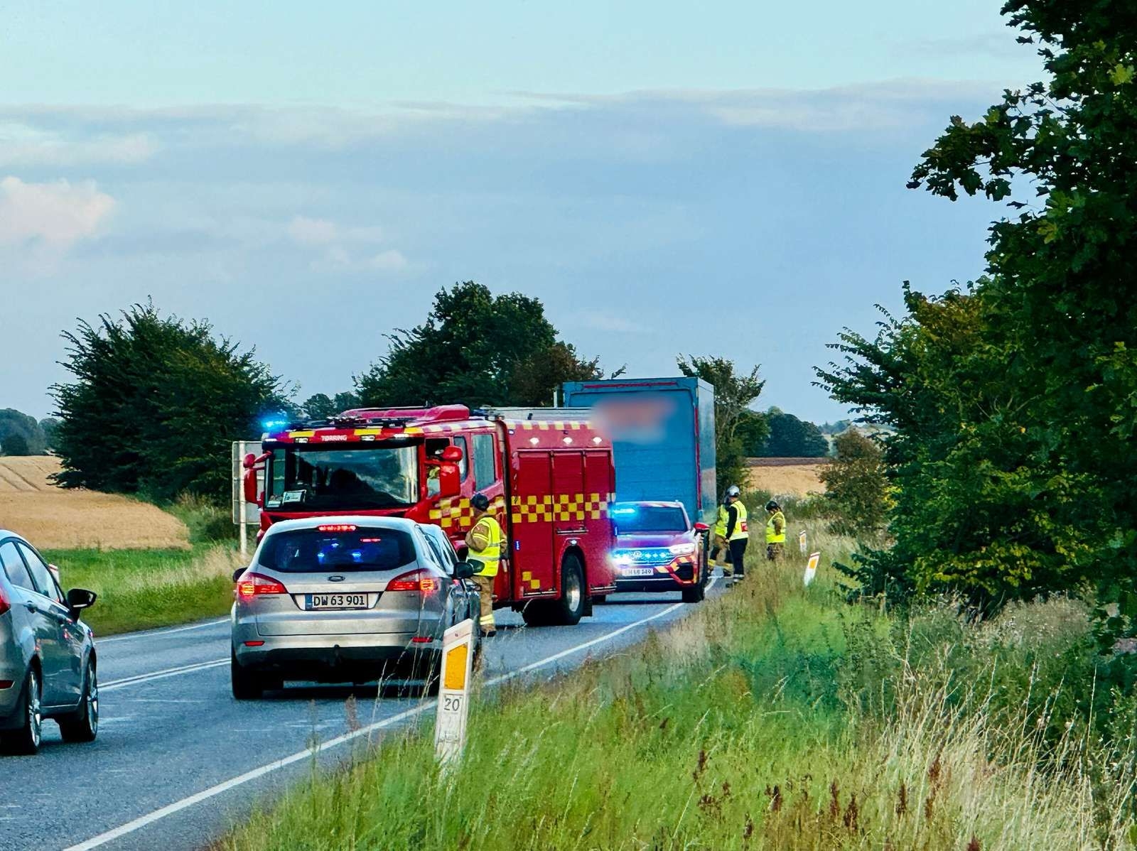 Brand i lastbil spærrer vej
