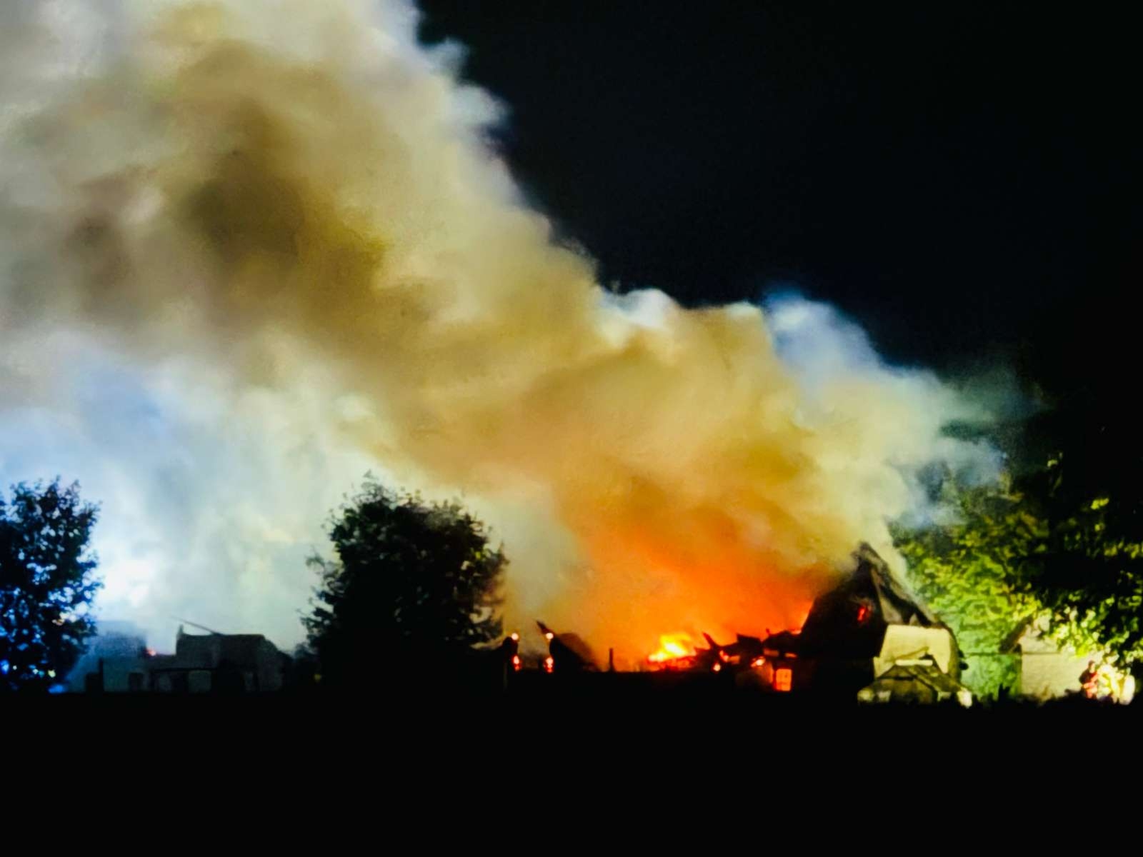 Flammerne kan ses på flere kilometers afstand: Nedbrændt