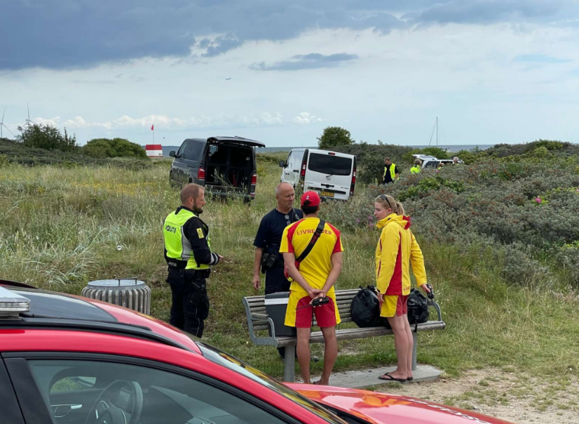 Kæmpemæssig udrykning til strand: Politiet undersøger svensk bil