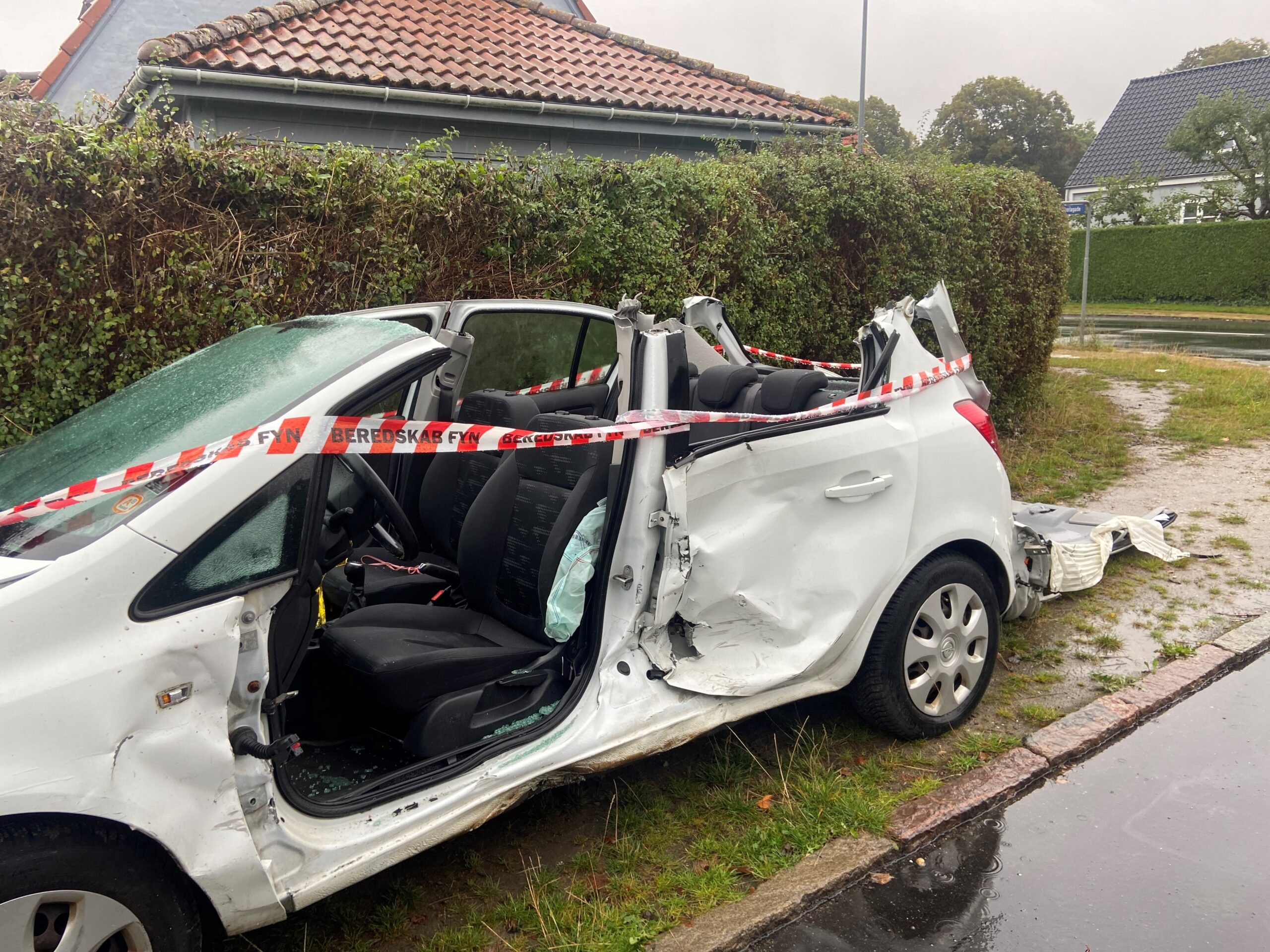 Voldsomt vigepligtsuheld: Person fastklemt i bil