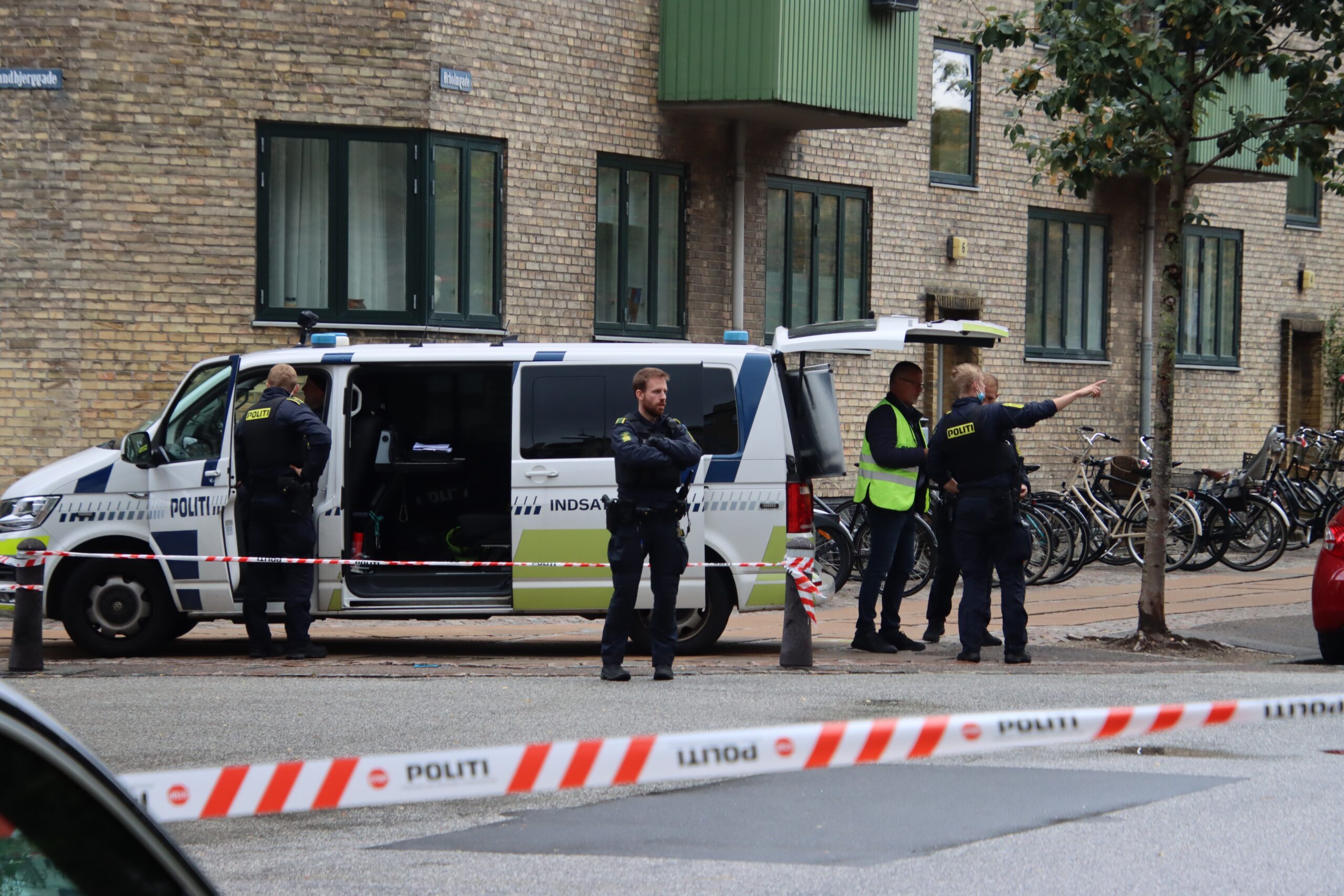 Hastet til traumecentret: Mand stukket ned på åben gade