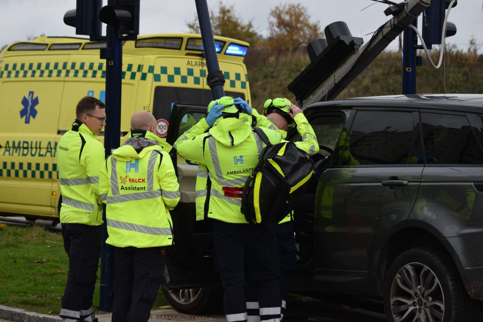 Stor Range Rover rammer direkte ind i lyskurv: Mystisk hul i siderude