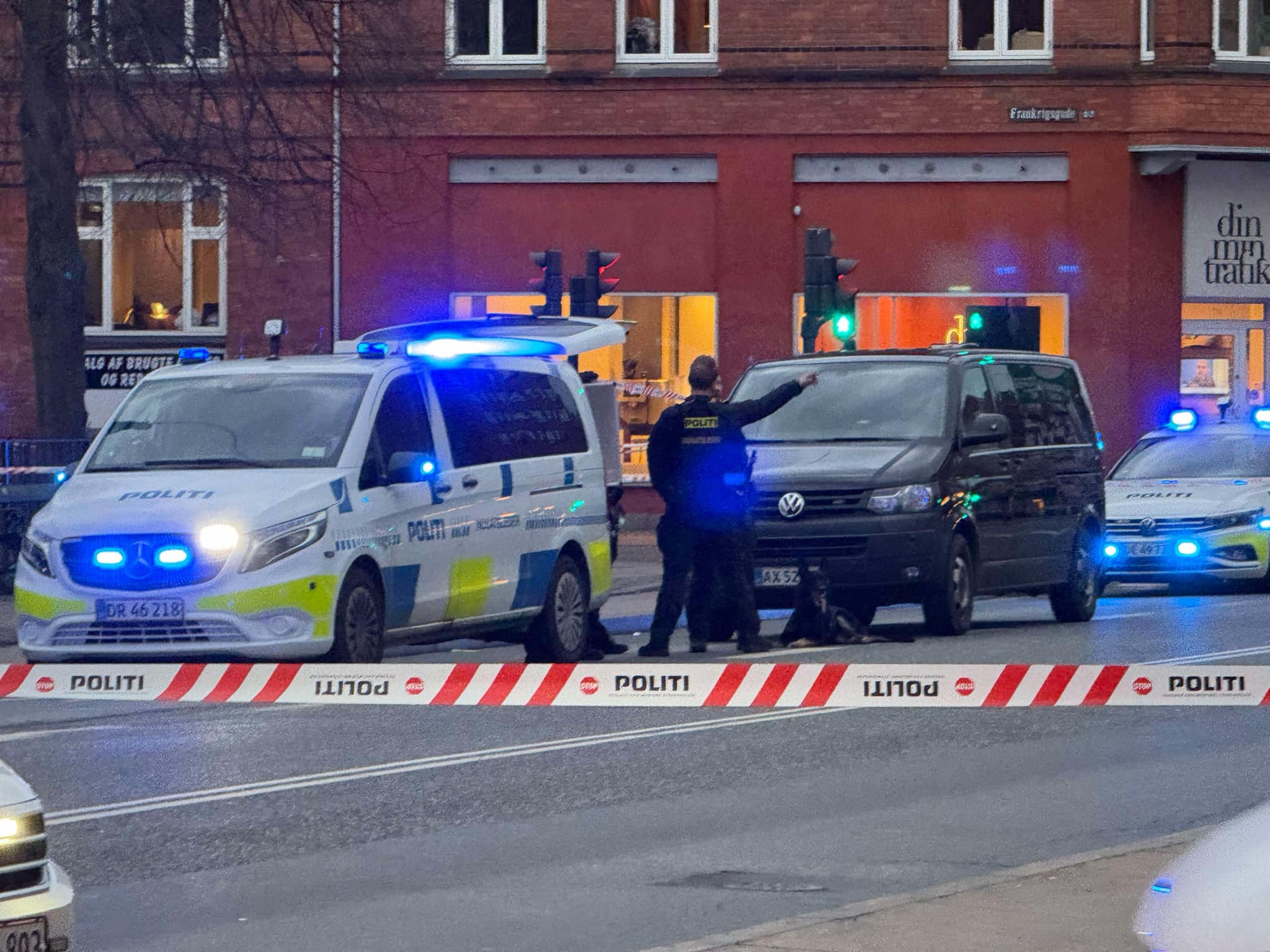 Teenager stukket ned på åben gade: Dreng anholdt