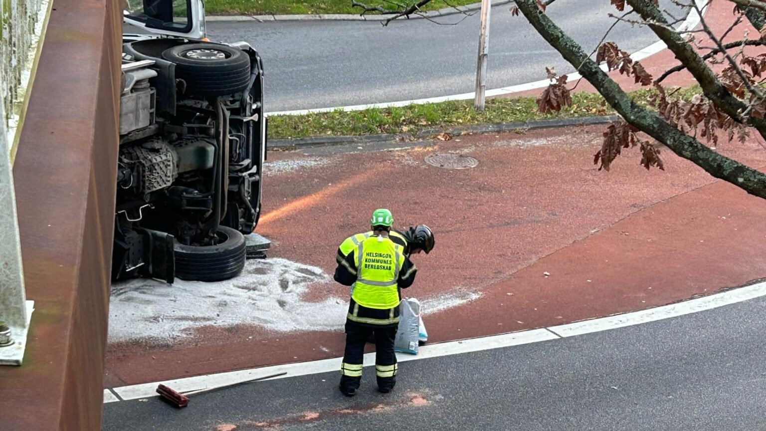 Lastbil vælter i berygtet sving