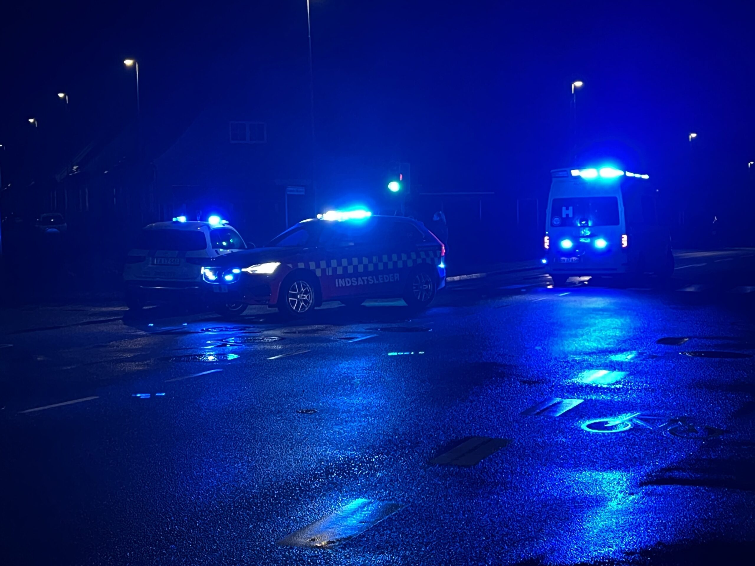 Handicapscooter og cykel kører sammen - ambulance fremme