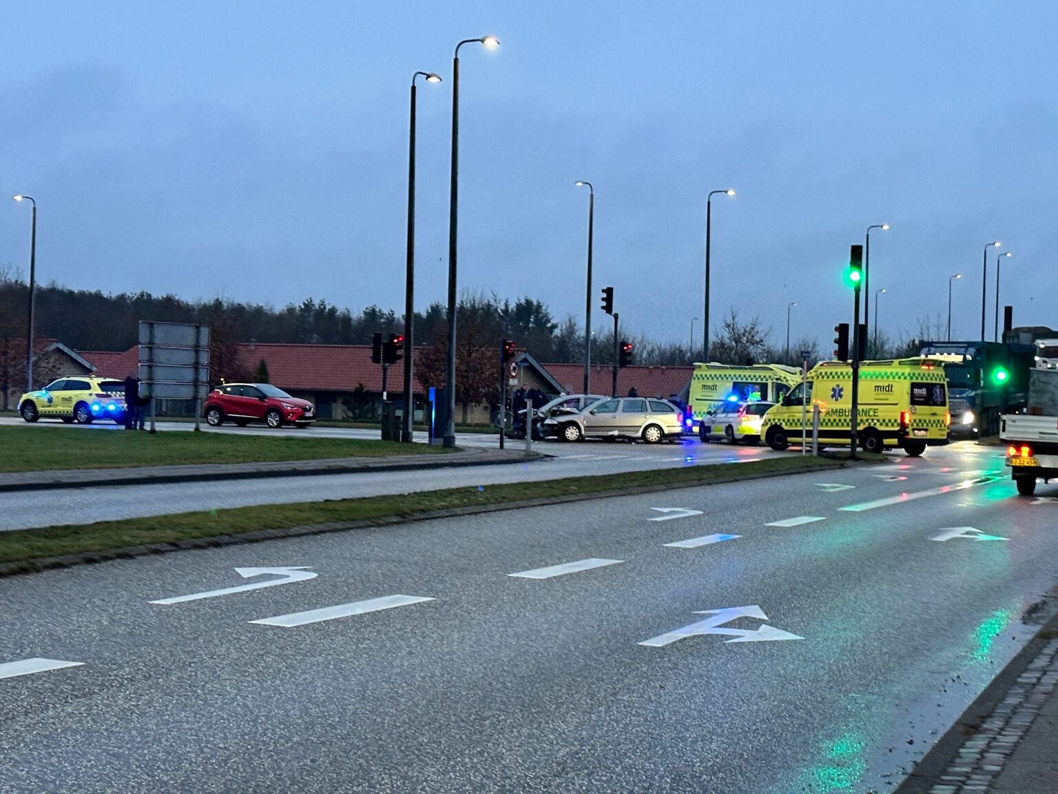 Flere ambulancer spærrer kryds efter alvorligt uheld Flere ambulancer spærrer kryds efter alvorligt uheld