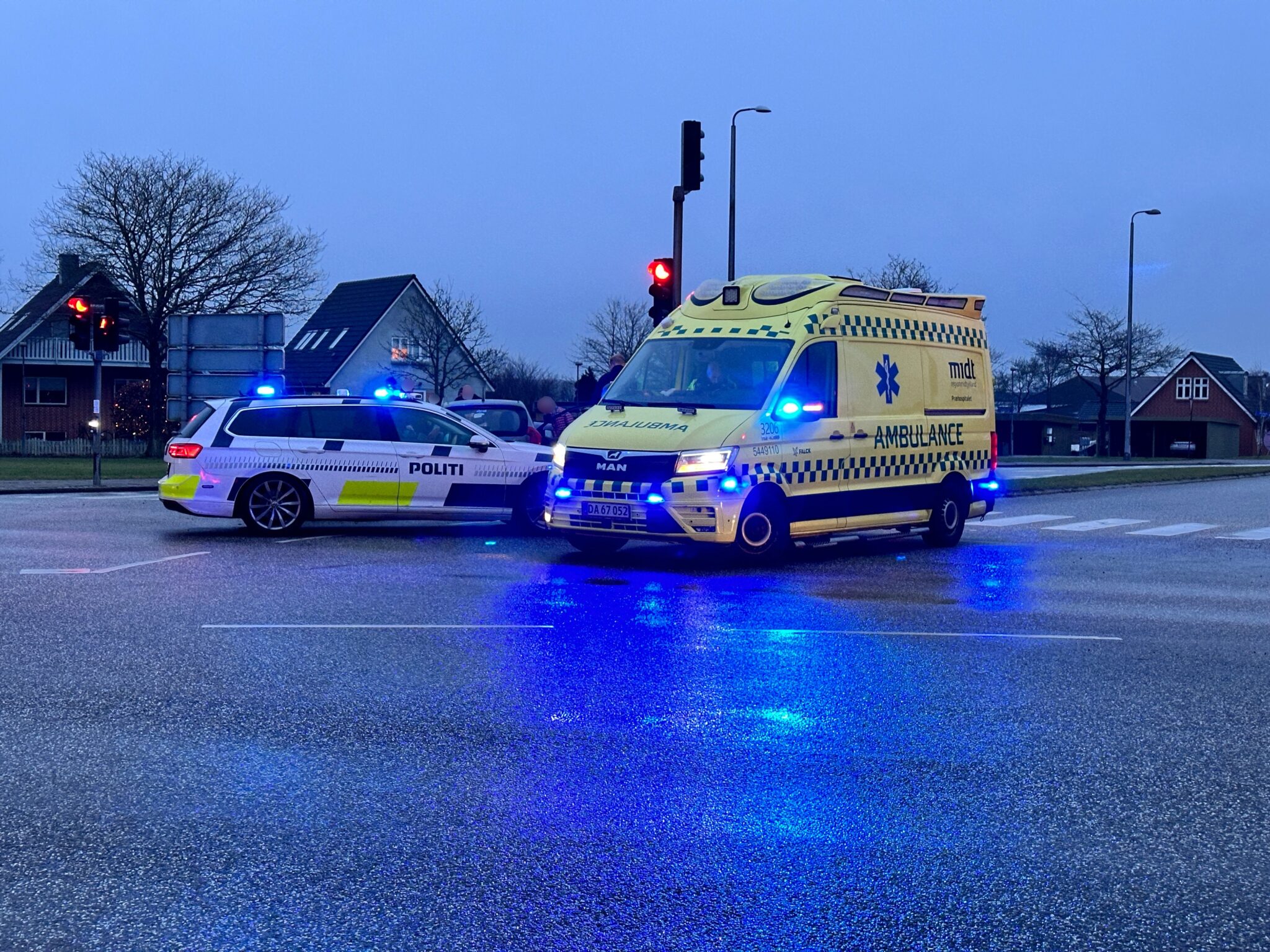 Flere ambulancer spærrer kryds efter alvorligt uheld Flere ambulancer spærrer kryds efter alvorligt uheld