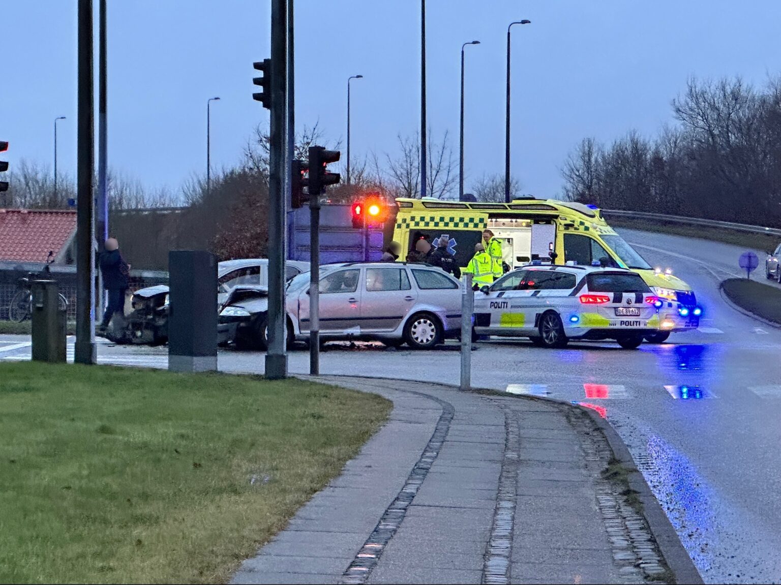 Flere ambulancer spærrer kryds efter alvorligt uheld Flere ambulancer spærrer kryds efter alvorligt uheld