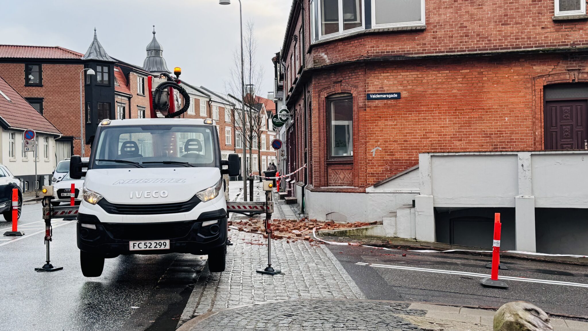 Ejendom i nedstyrtningsfare: Mursten flyder på vejen