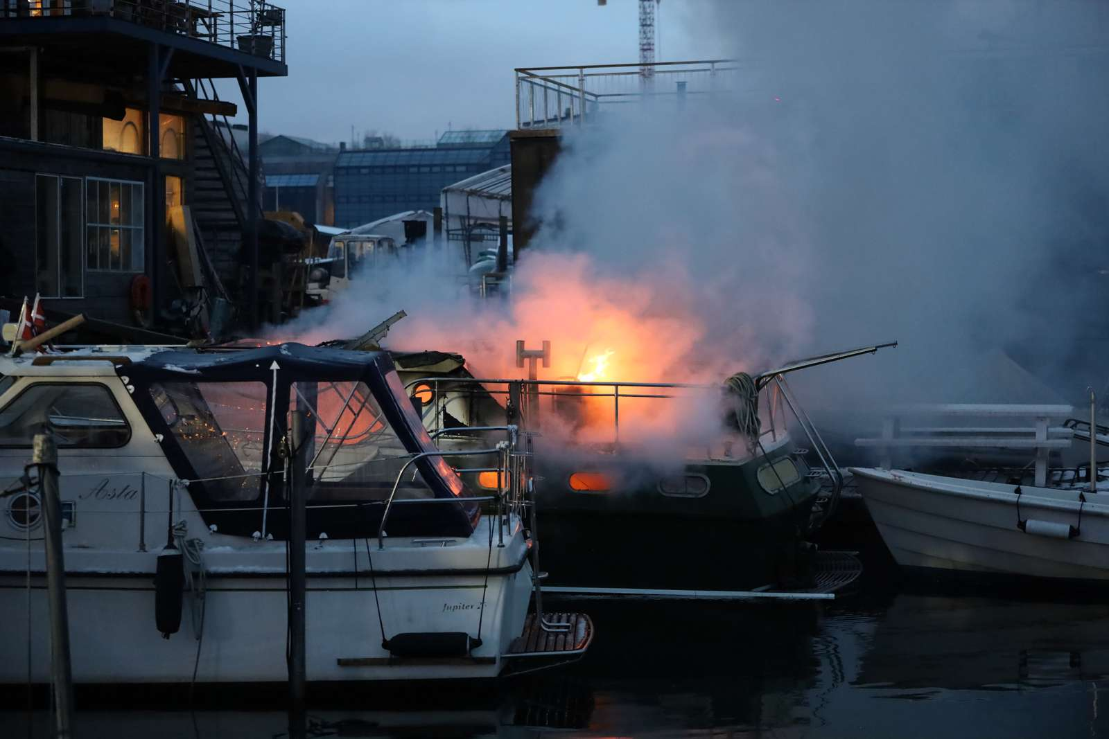 Røgfane fra brændende båd i København: Store flammer på vandet