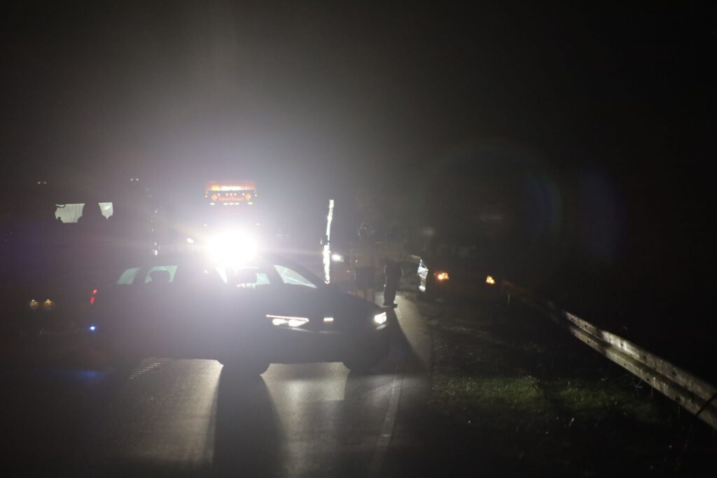 Lægehelikopter lander på vej: Bus kollideret med bil