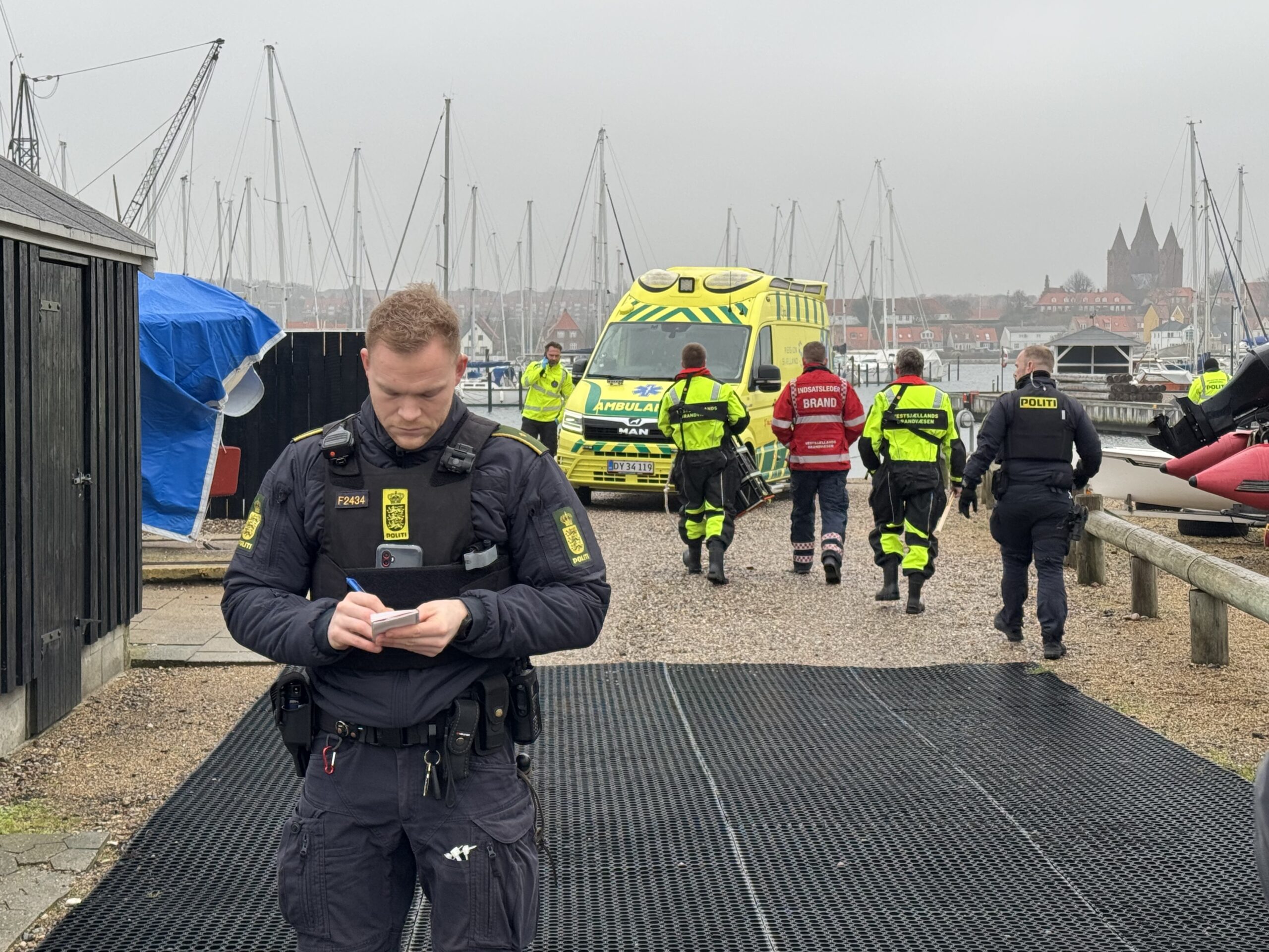 Massiv udrykning: Mand fundet død i vandet