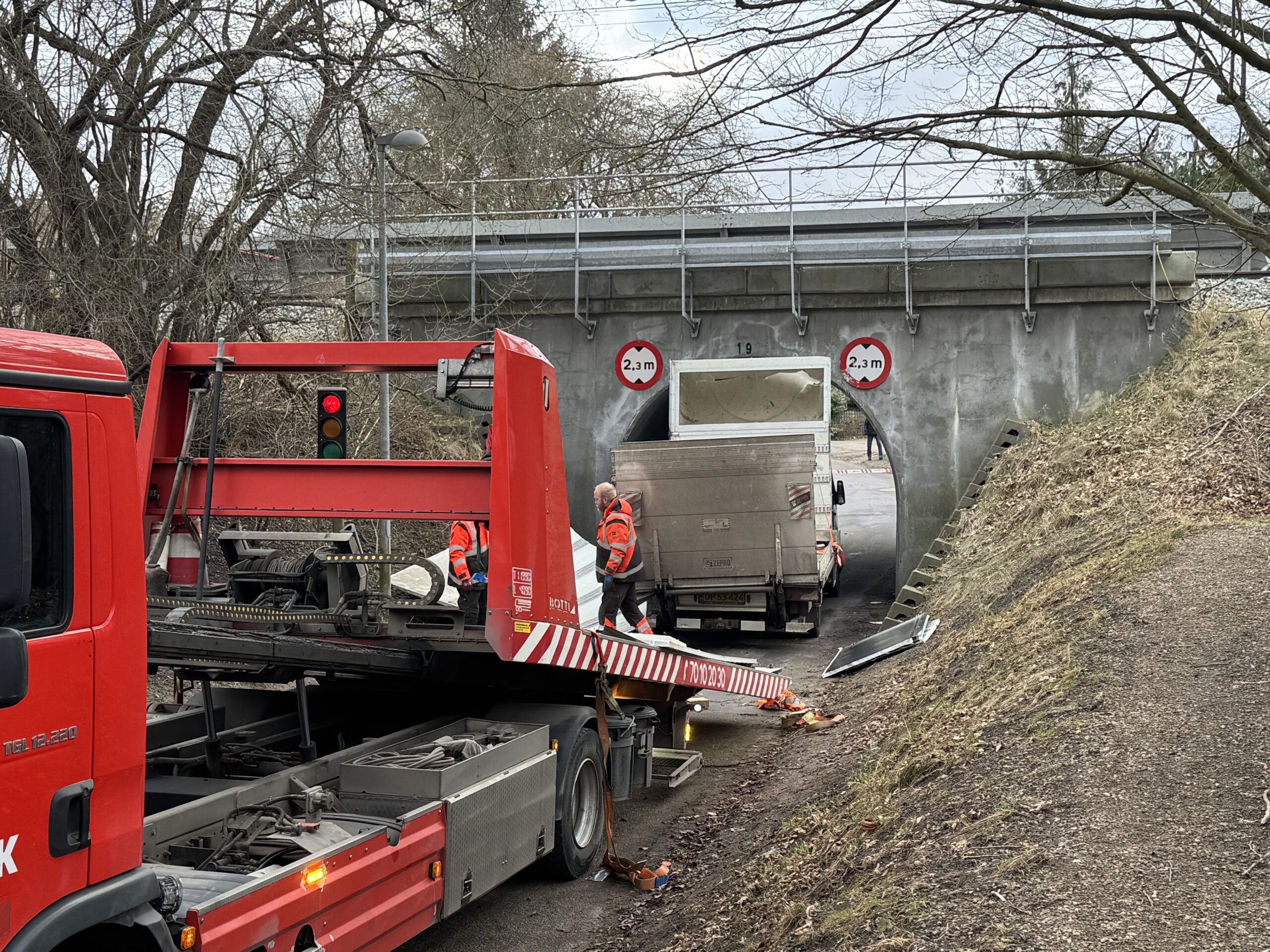 Lastbil påkører bro: Vej spærret på ubestemt tid