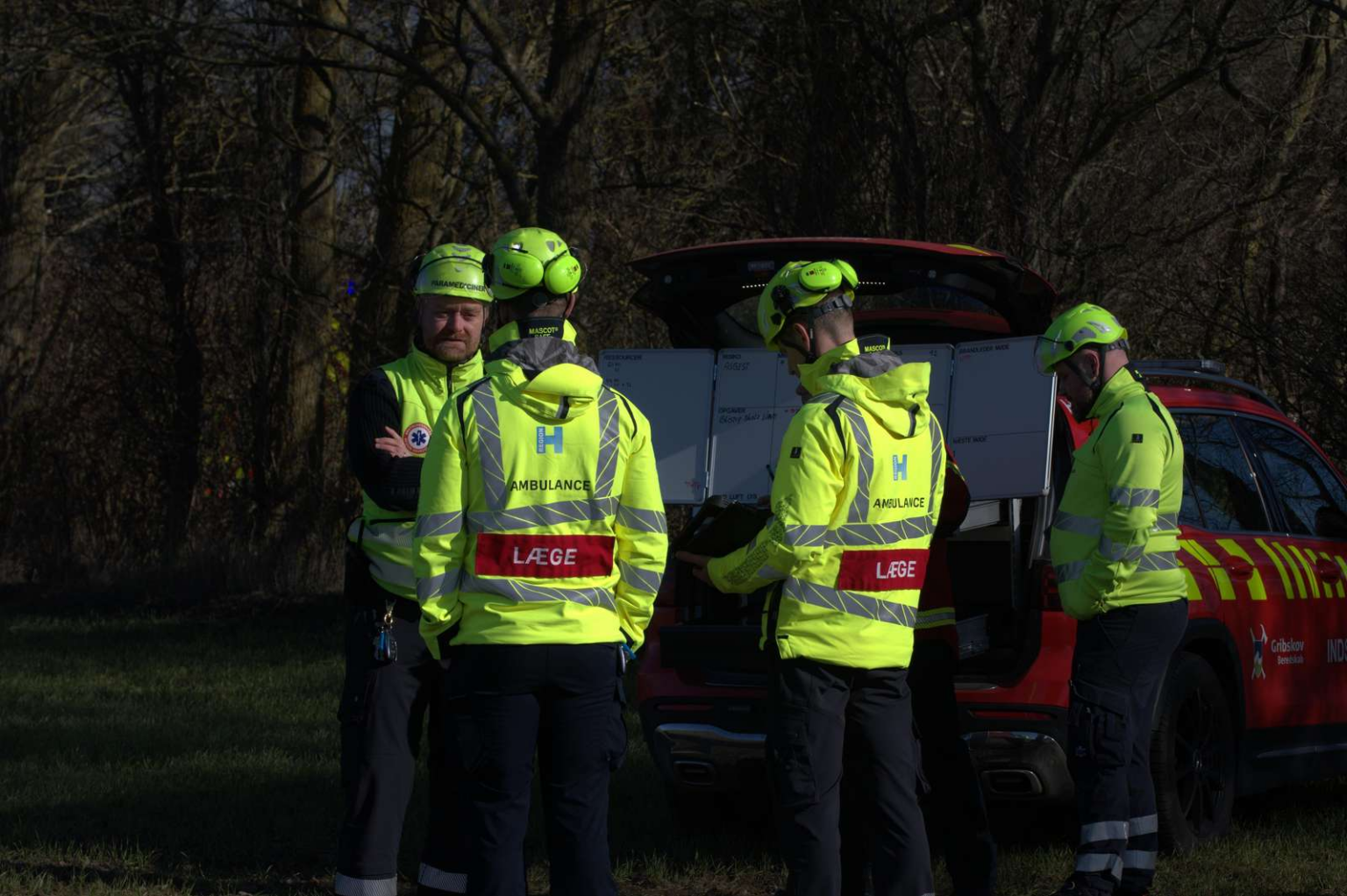 Luk alle døre og vinduer: Voldsom brand i gang på stor gård