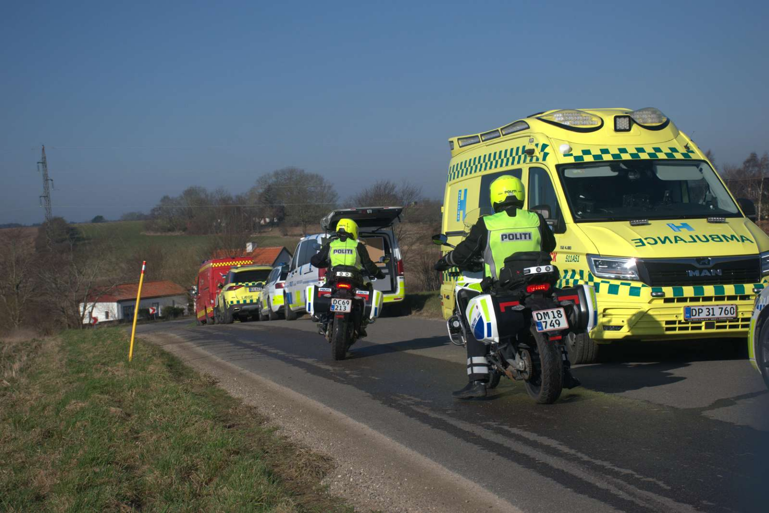 Luk alle døre og vinduer: Voldsom brand i gang på stor gård
