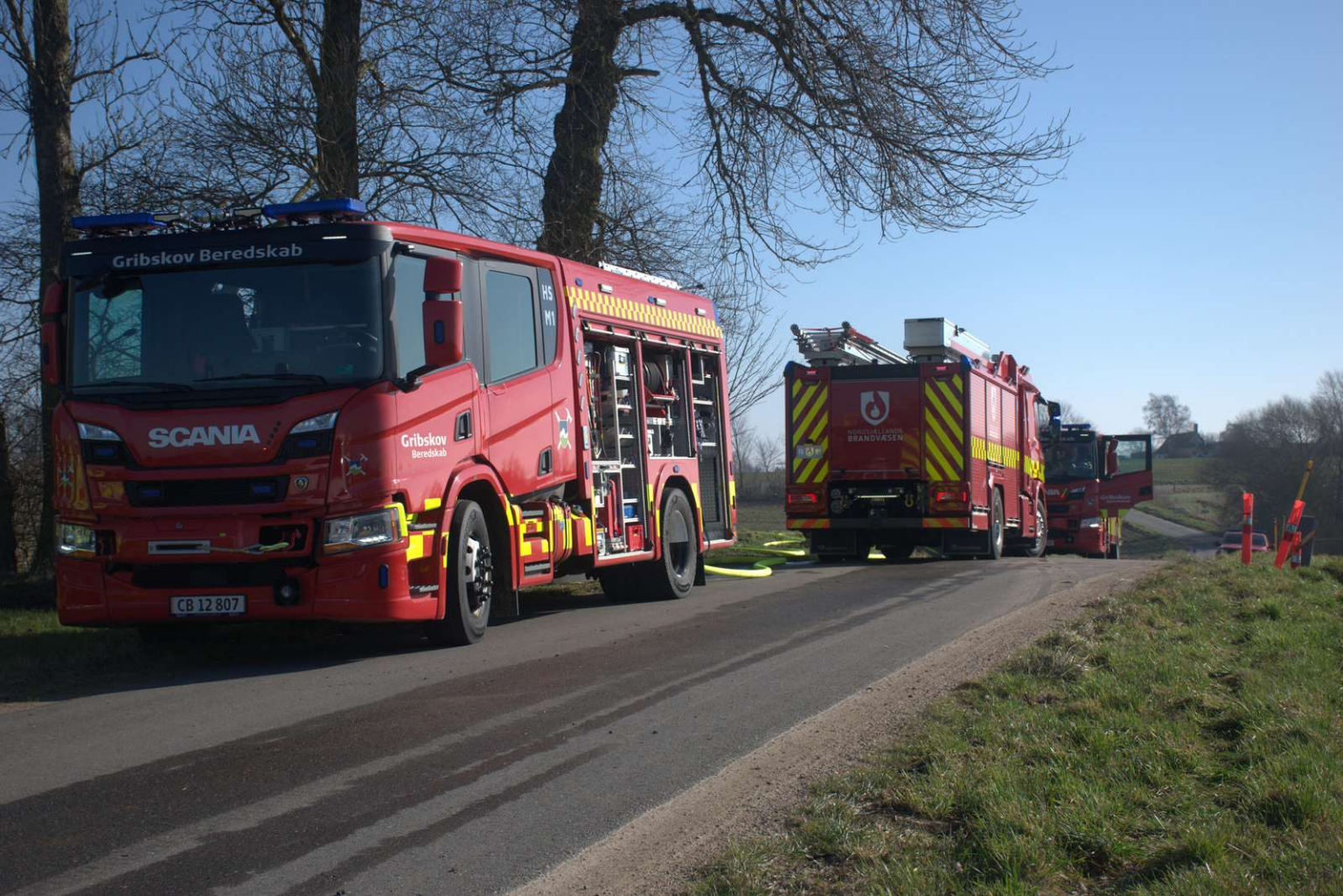 Luk alle døre og vinduer: Voldsom brand i gang på stor gård