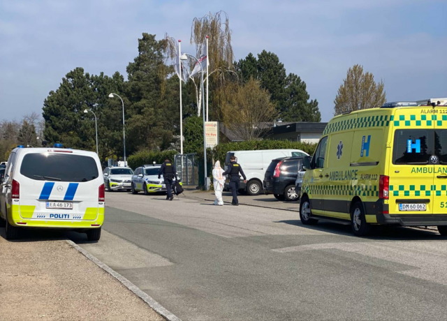 Dødsfald i Brøndby: Kvinde føres væk i hvid DNA-dragt