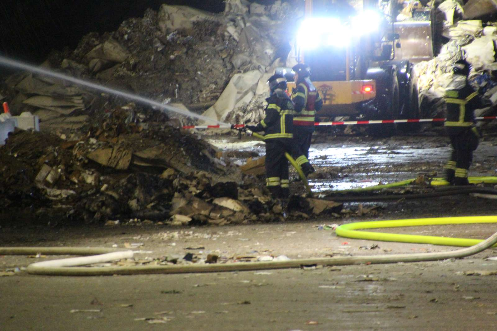 Brand på papirfabrik - massiv udrykning