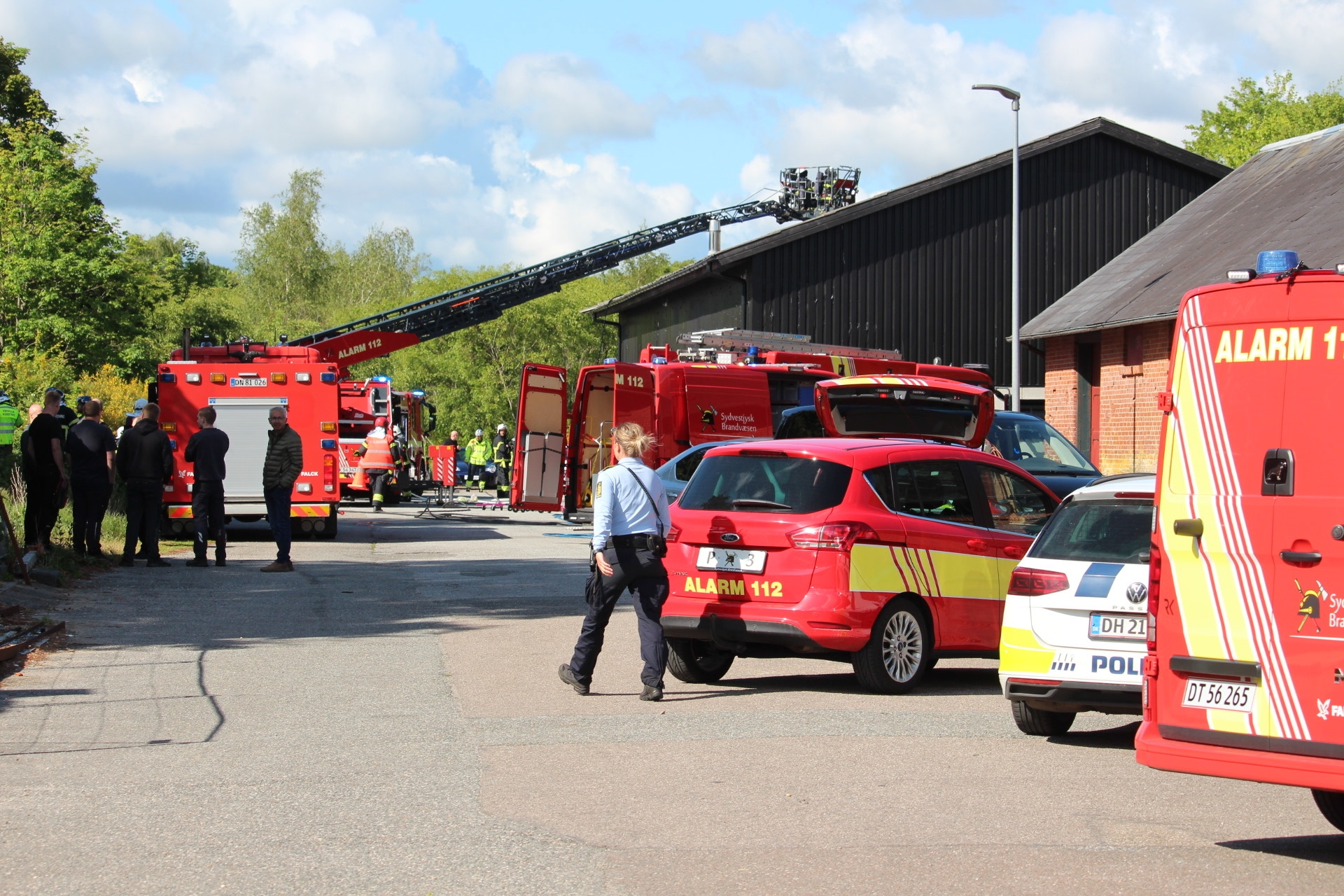 Bilforhandler går op i flammer: 'Der er dyre biler derinde'
