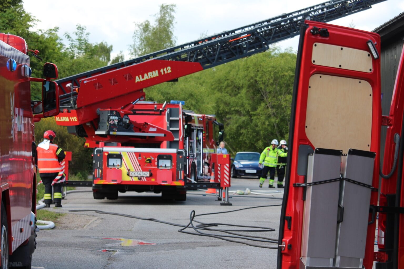 Bilforhandler går op i flammer: 'Der er dyre biler derinde'