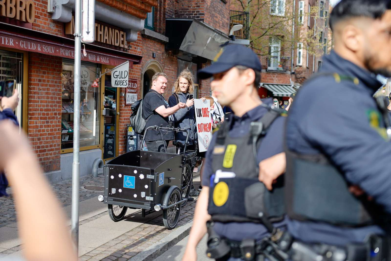 Dramatiske scener på Holmbladsgade