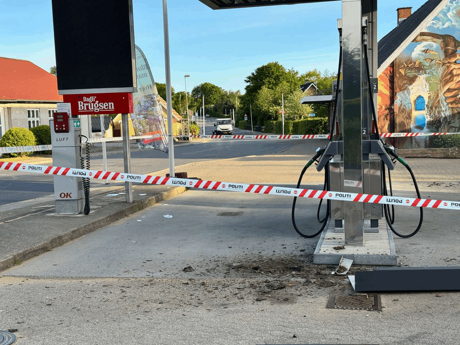 Lastbil brager ind i tankstation